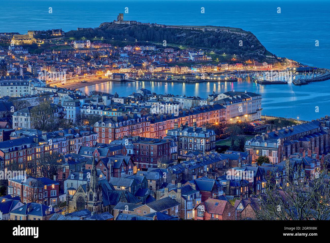 Scarborough castle at night hi-res stock photography and images - Alamy