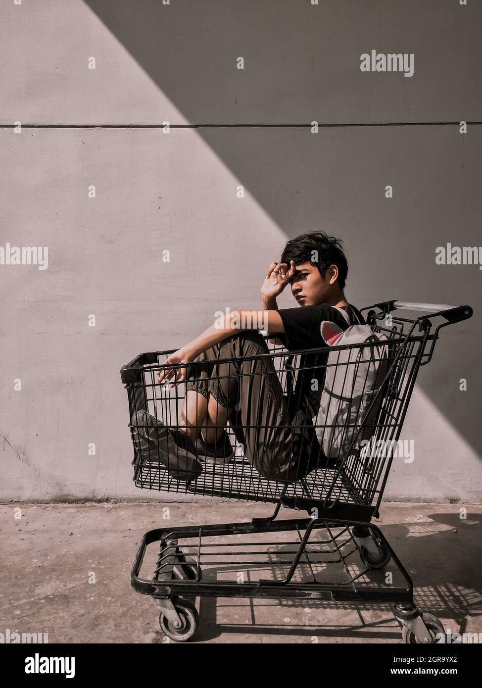 Person pushing against wall hi-res stock photography and images - Alamy