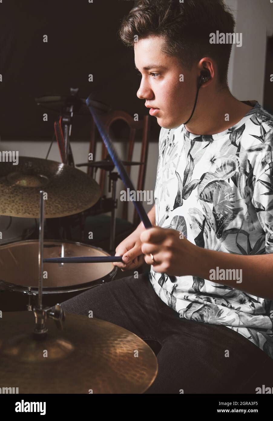 Teenage drummer hi-res stock photography and images - Alamy