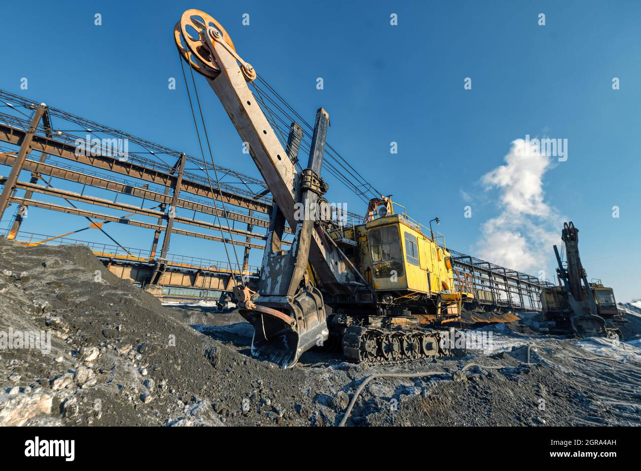 Old rope excavator earthmoving machine Stock Photo - Alamy