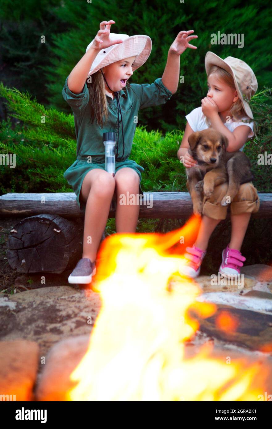 Family campfire night children hi-res stock photography and images - Alamy