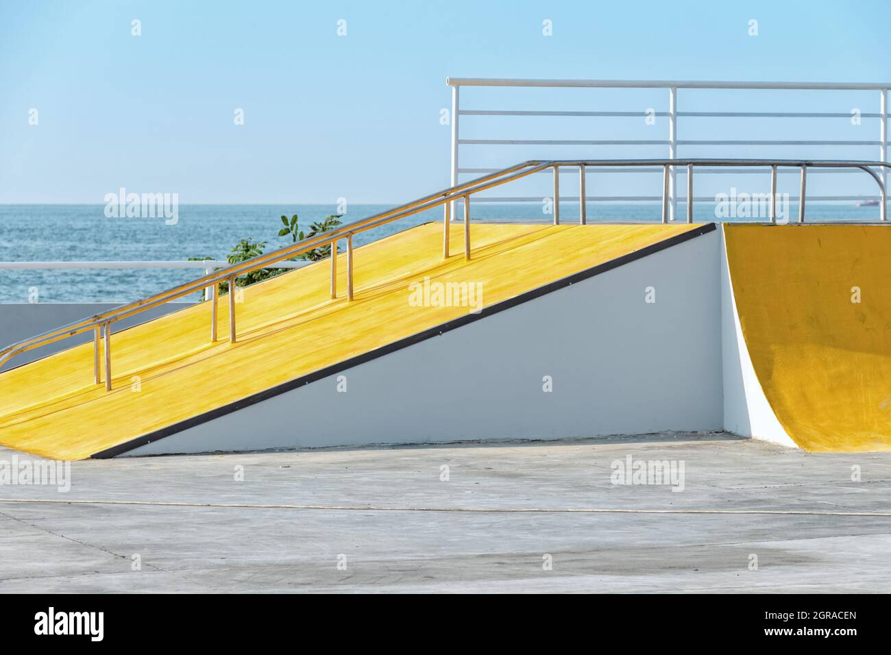 Concrete half pipe hi-res stock photography and images - Alamy