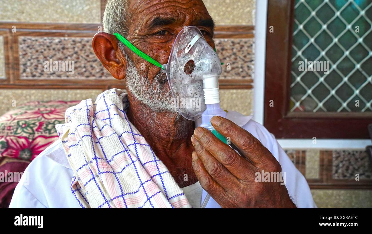 Emphysema oxygen mask hi-res stock photography and images - Alamy