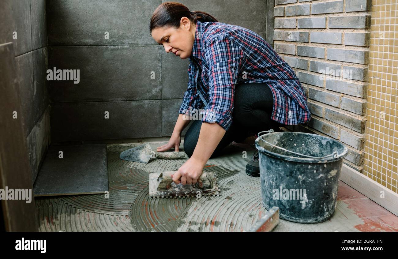 Woman tiling diy hi-res stock photography and images - Alamy