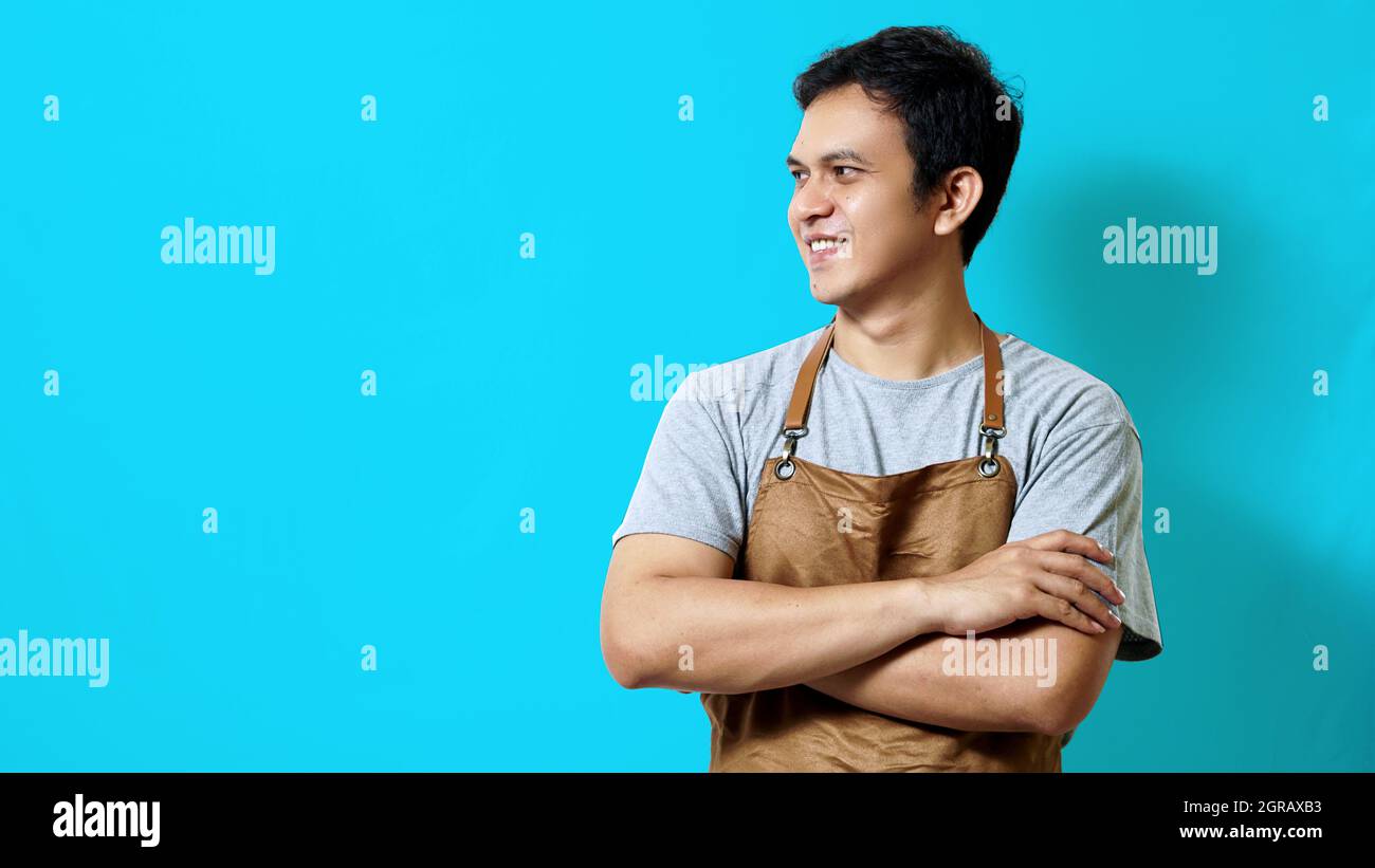 Man wearing apron hi-res stock photography and images - Alamy