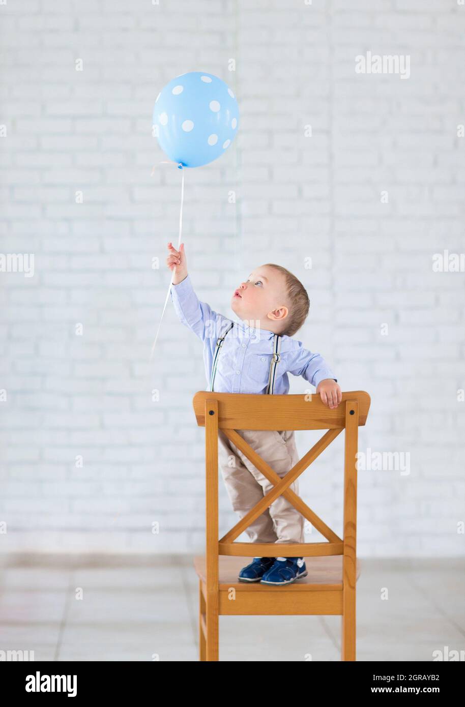 Balloons holding up chair hi-res stock photography and images - Alamy