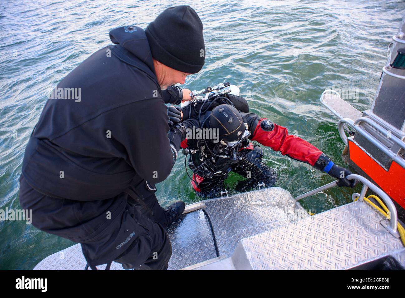 30 September 2021, Saxony-Anhalt, Arendsee: Diver Mathias Beck rises ...