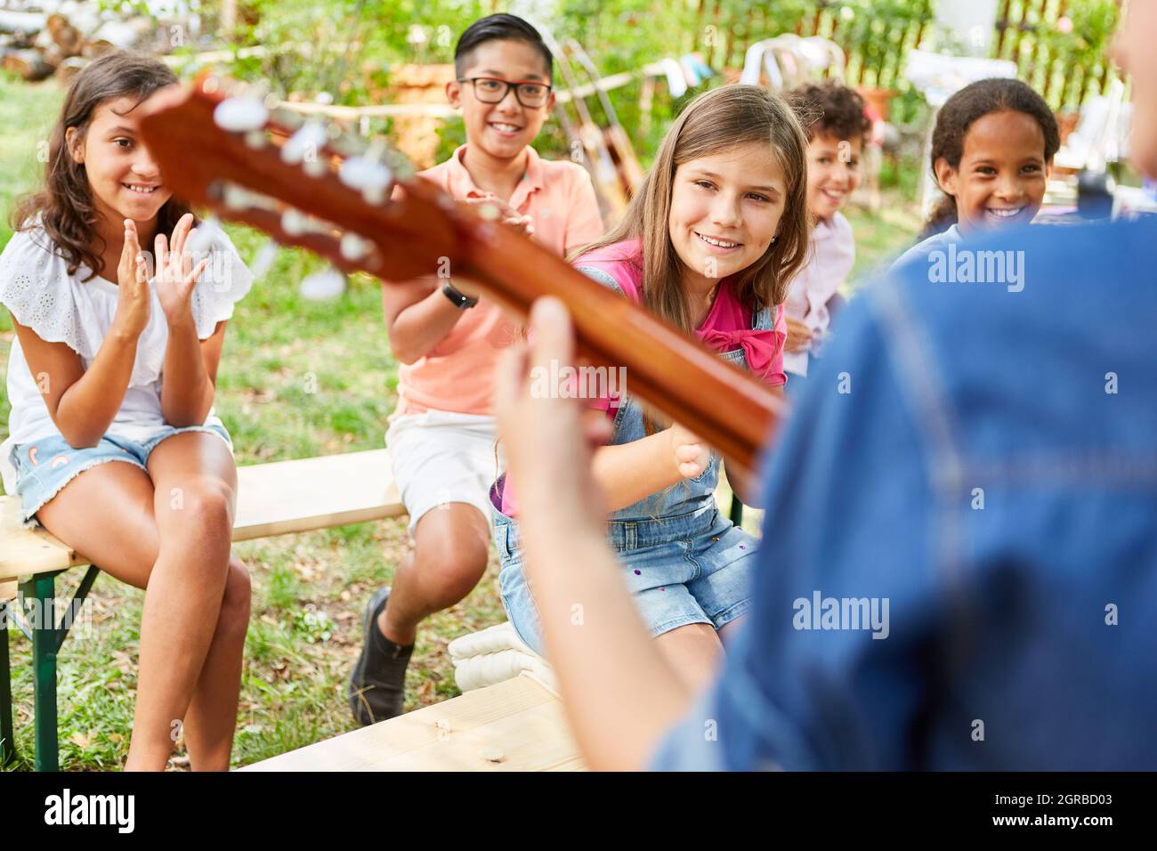 Kids clapping cheering hi-res stock photography and images - Alamy