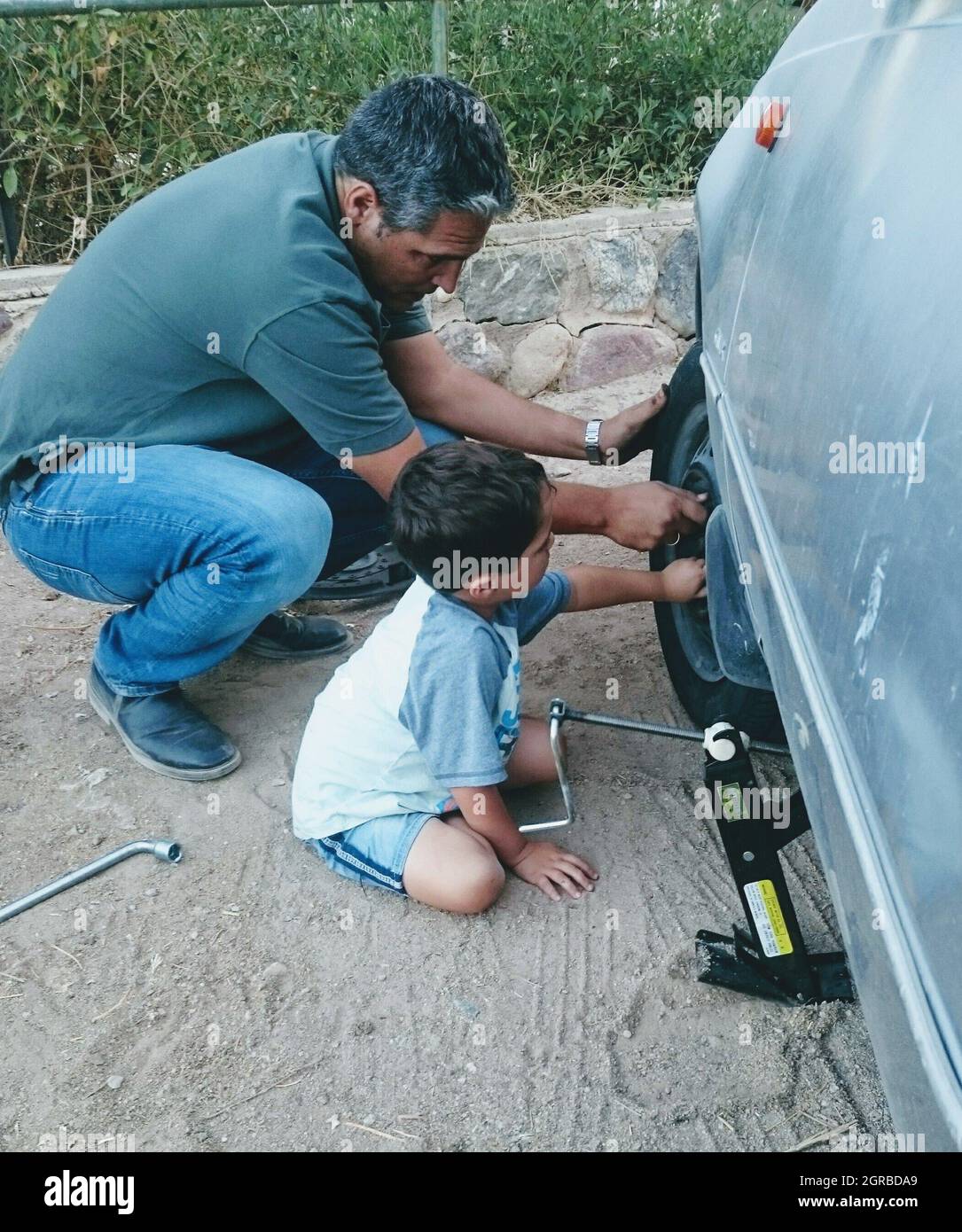 Changing tire helping hi-res stock photography and images - Alamy