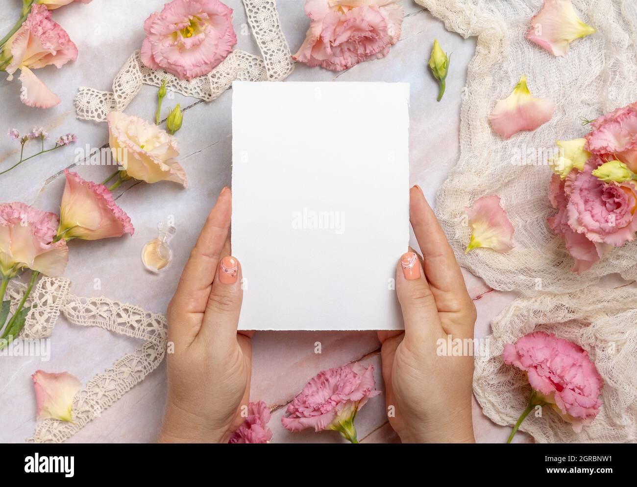 Holding birthday card hi-res stock photography and images - Alamy