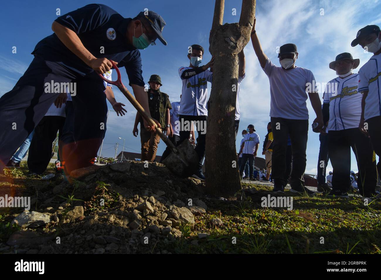 Palu, Central Sulawesi, Indonesia. 1st Oct, 2021. Residents planted 200 ...