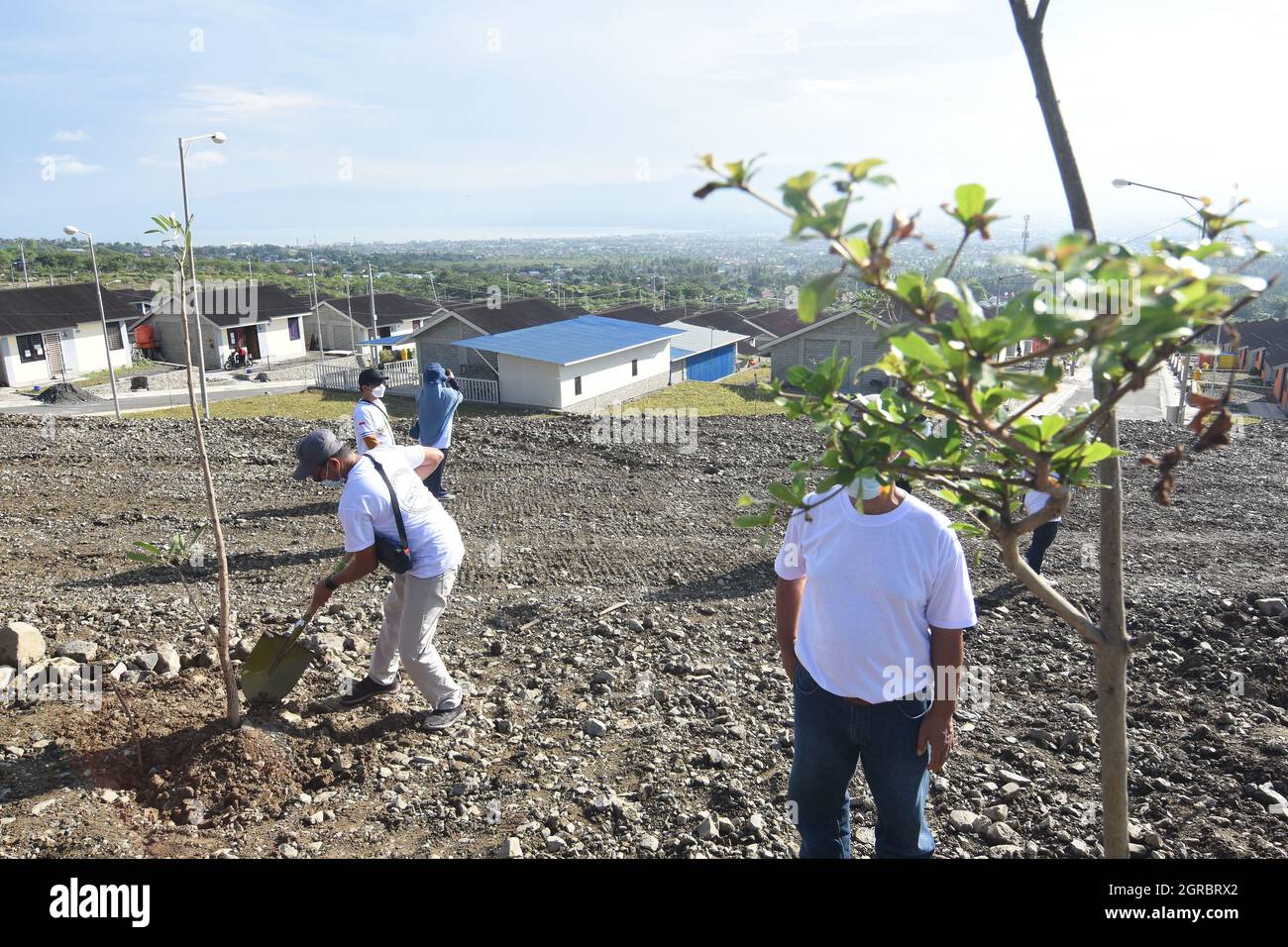 Palu, Central Sulawesi, Indonesia. 1st Oct, 2021. Residents planted 200 ...