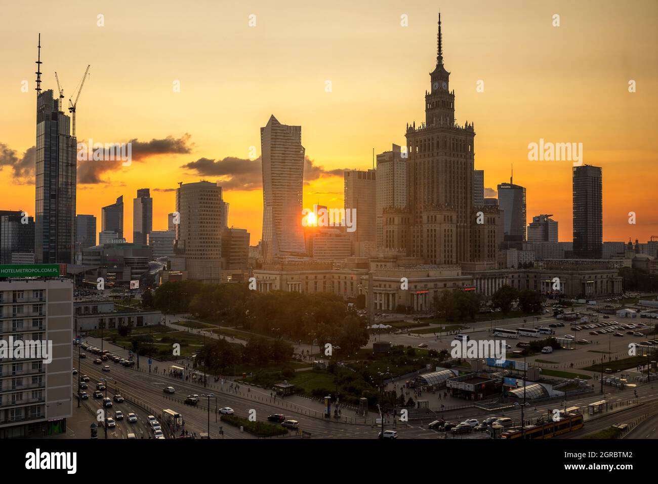Beautiful sunset between buildings hi-res stock photography and images ...