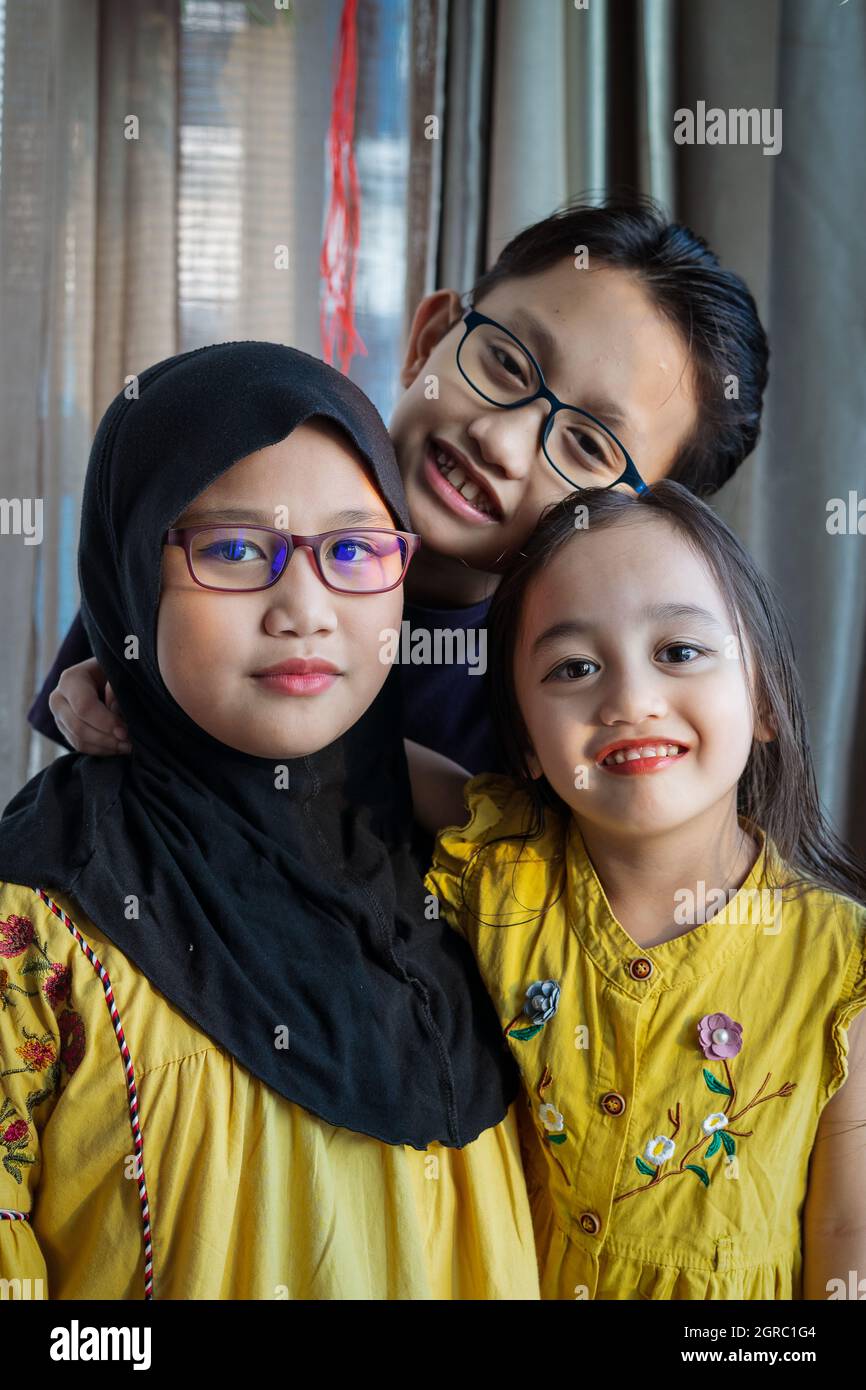 Arab family 2 3 children hi-res stock photography and images - Alamy