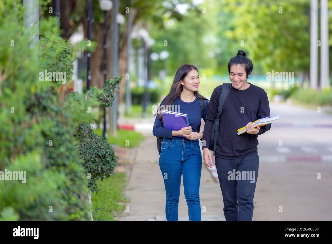 Young people walking to class hi-res stock photography and images - Alamy