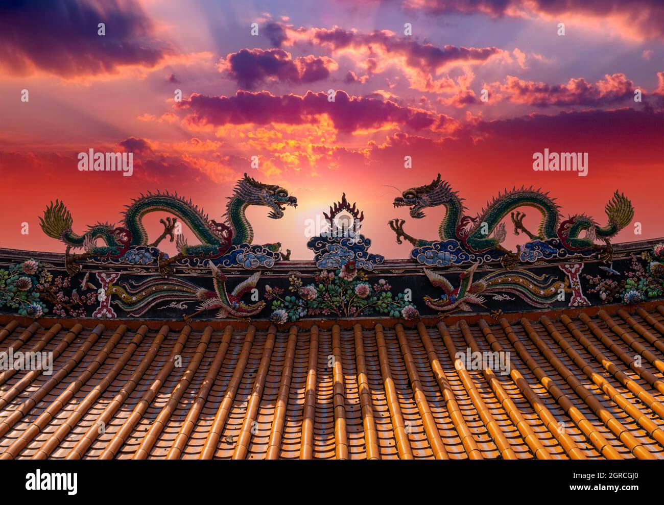 Dragon back roof hi-res stock photography and images - Alamy