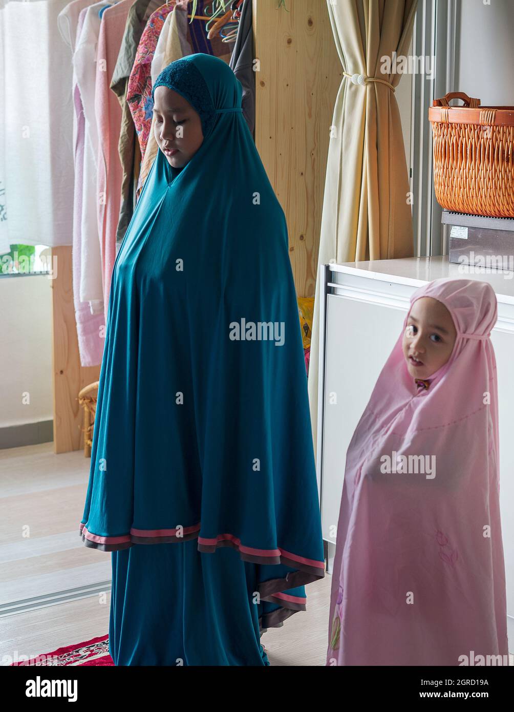 Muslim children praying hi-res stock photography and images - Alamy