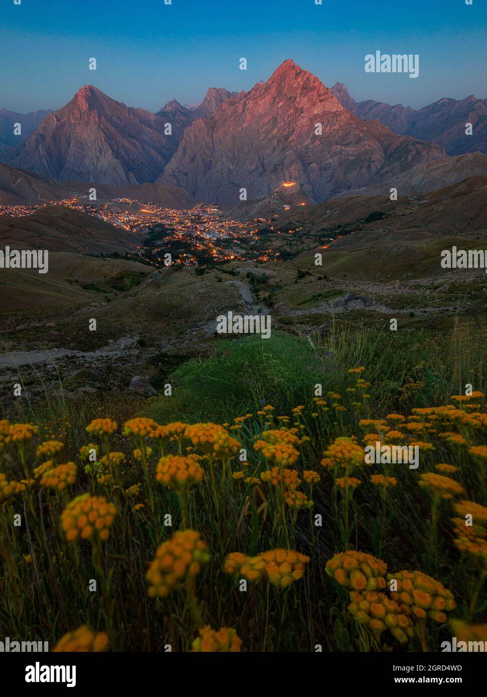 Plain between mountains hi-res stock photography and images - Alamy