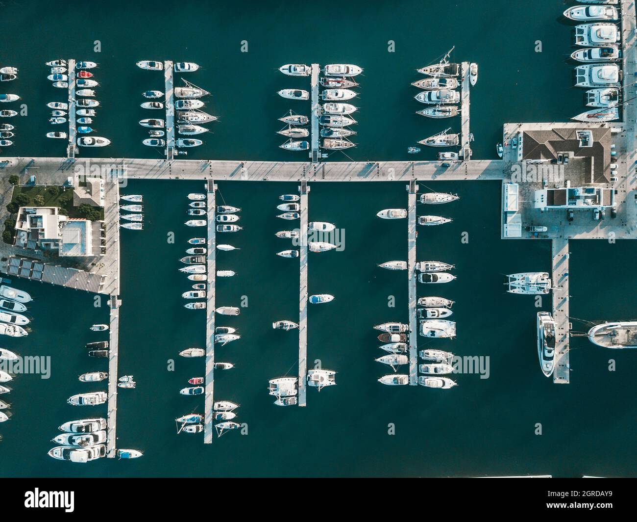 Overhead boats bay mediterranean hi-res stock photography and images ...