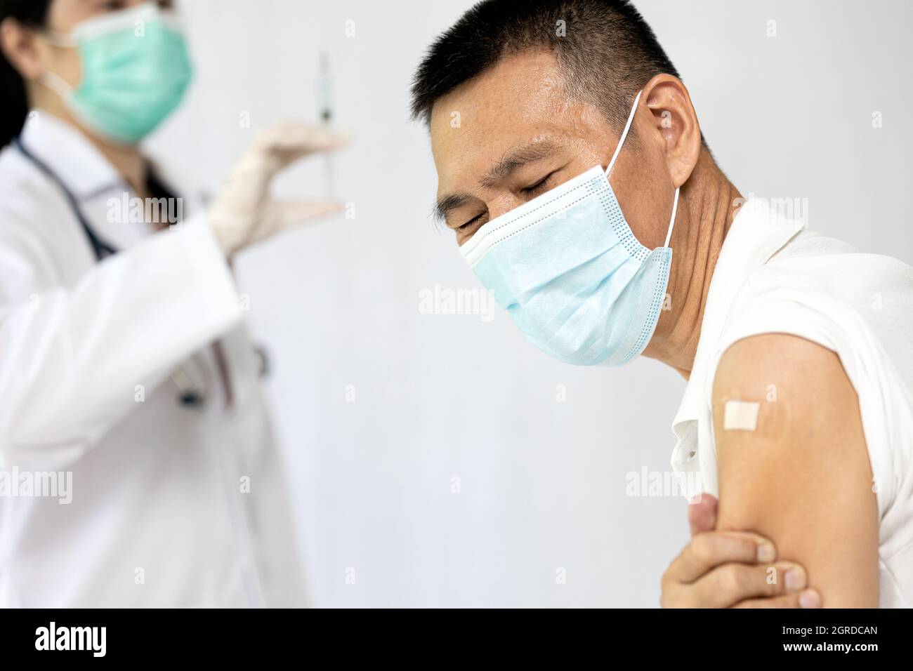 Shoulder pain injection hi-res stock photography and images - Alamy