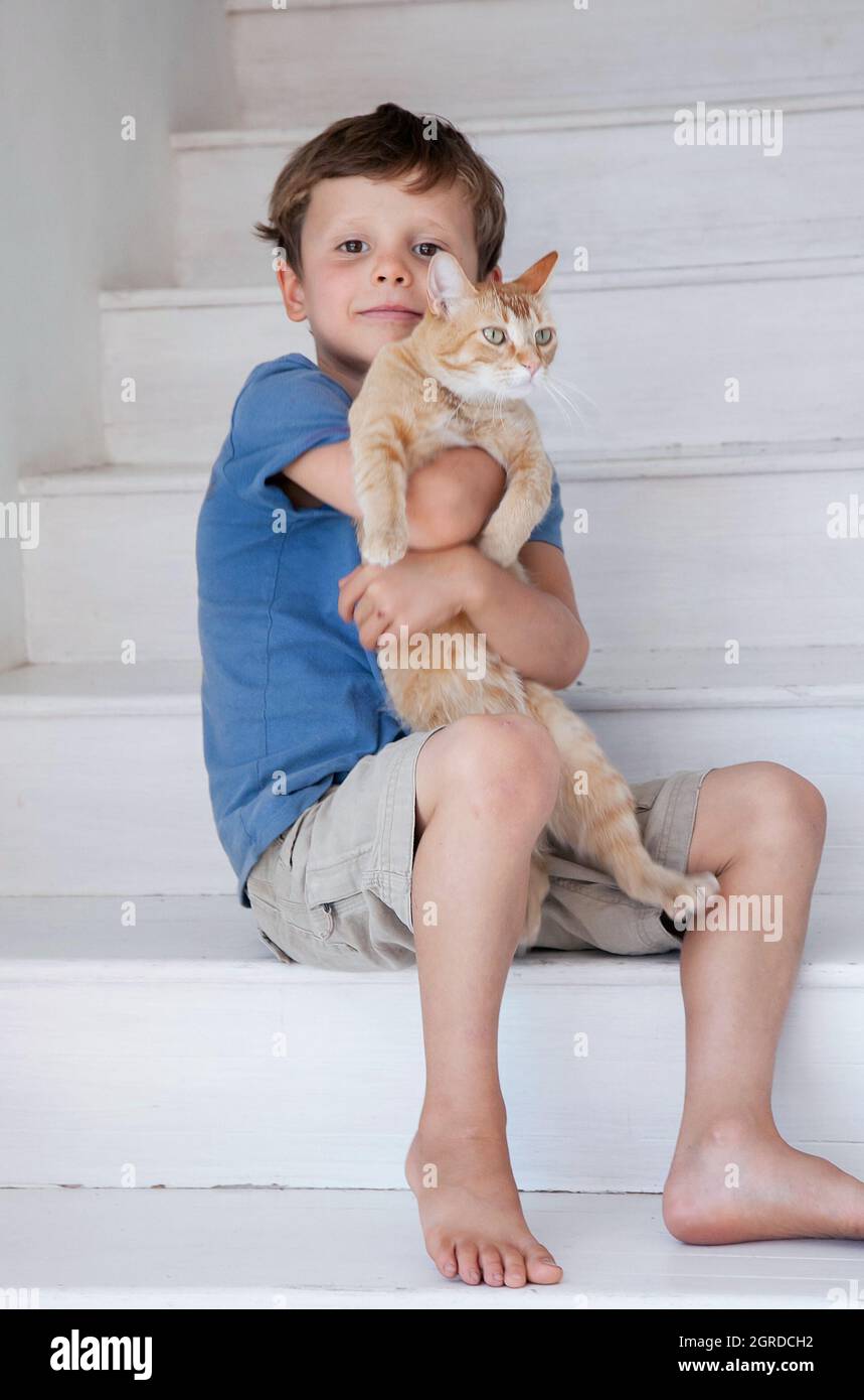 Boy photo cat hi-res stock photography and images - Alamy
