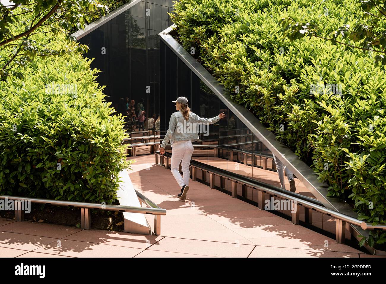 Mirror maze hi-res stock photography and images - Alamy