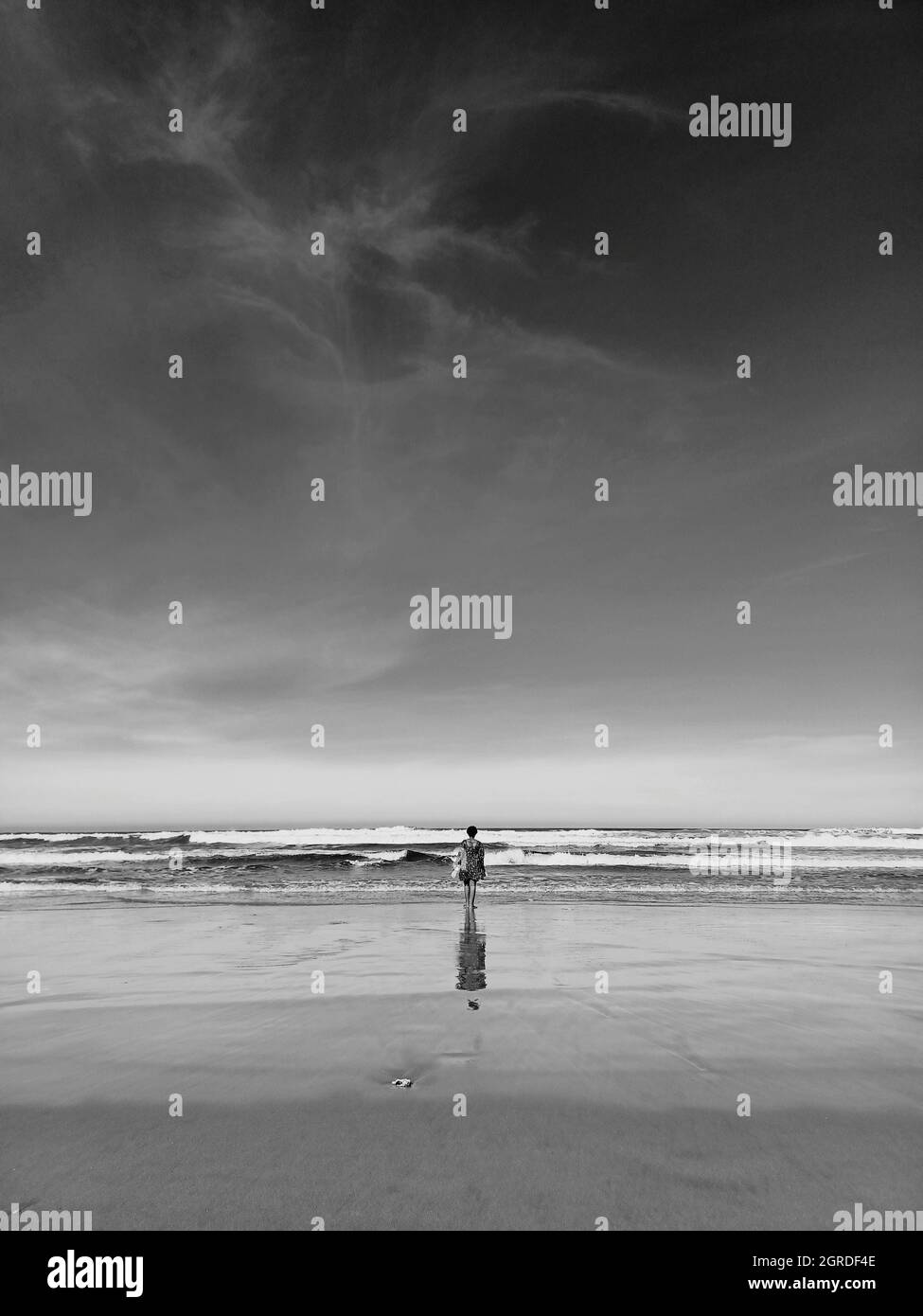 Greyscale beach hi-res stock photography and images - Alamy