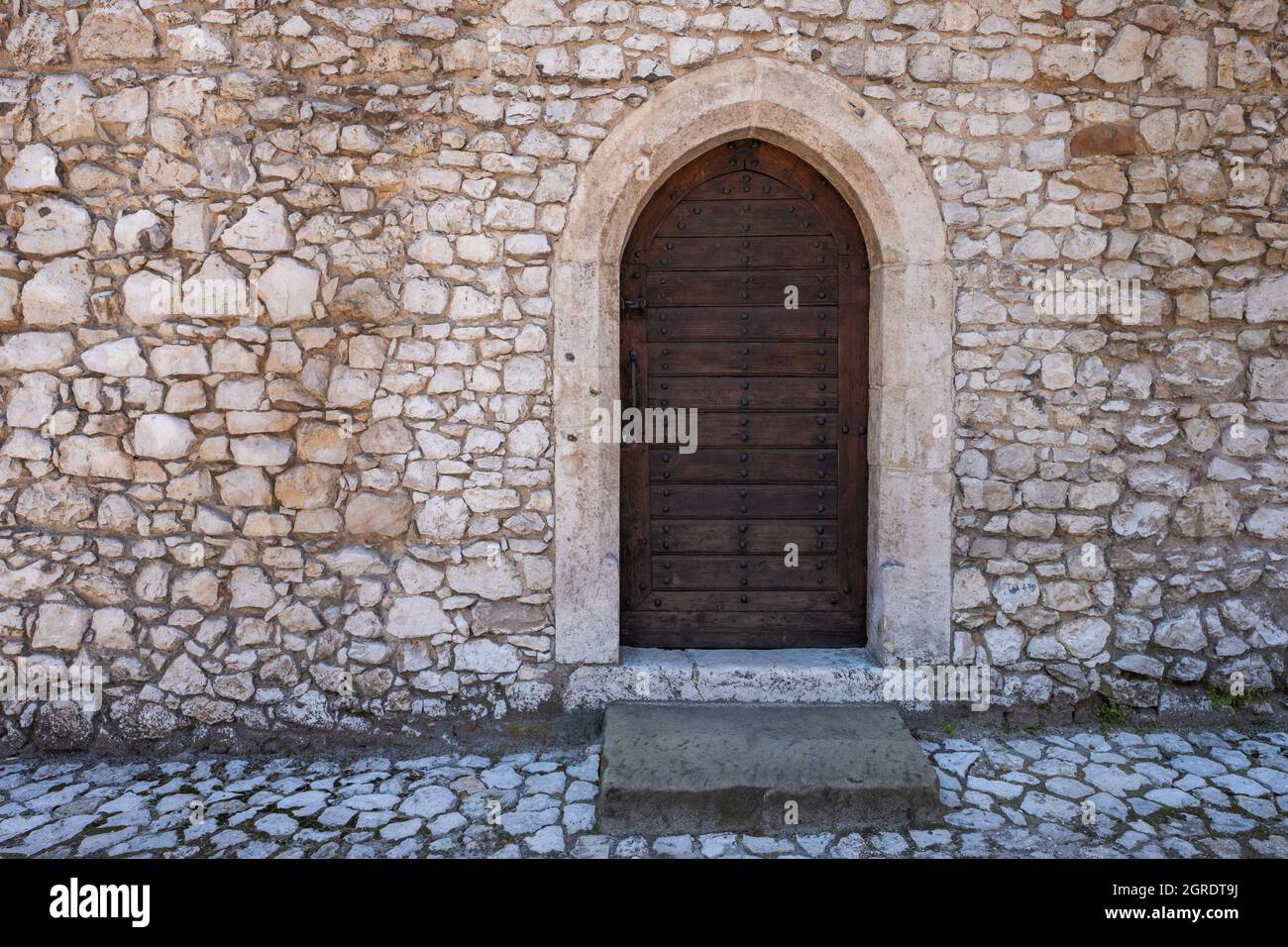 Arched doorway ancient castle hi-res stock photography and images - Alamy