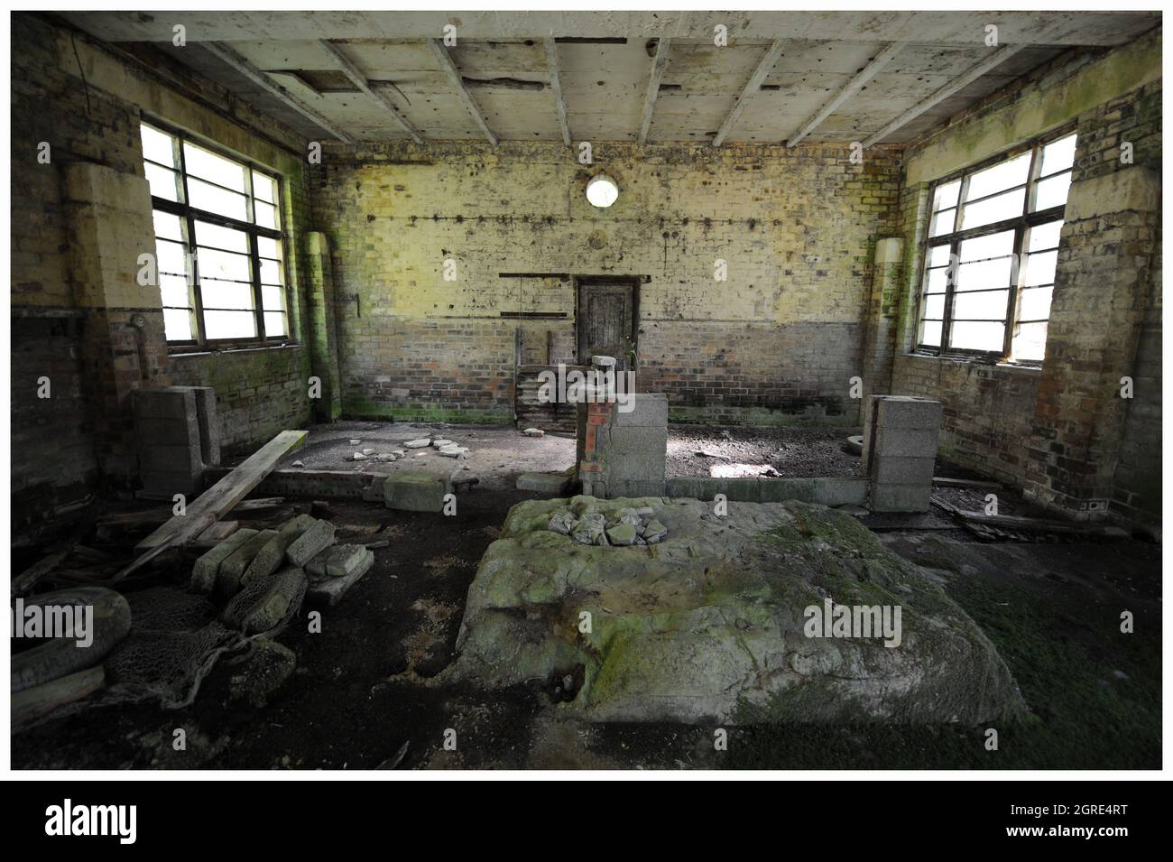 Broken down building Cut Out Stock Images & Pictures - Alamy