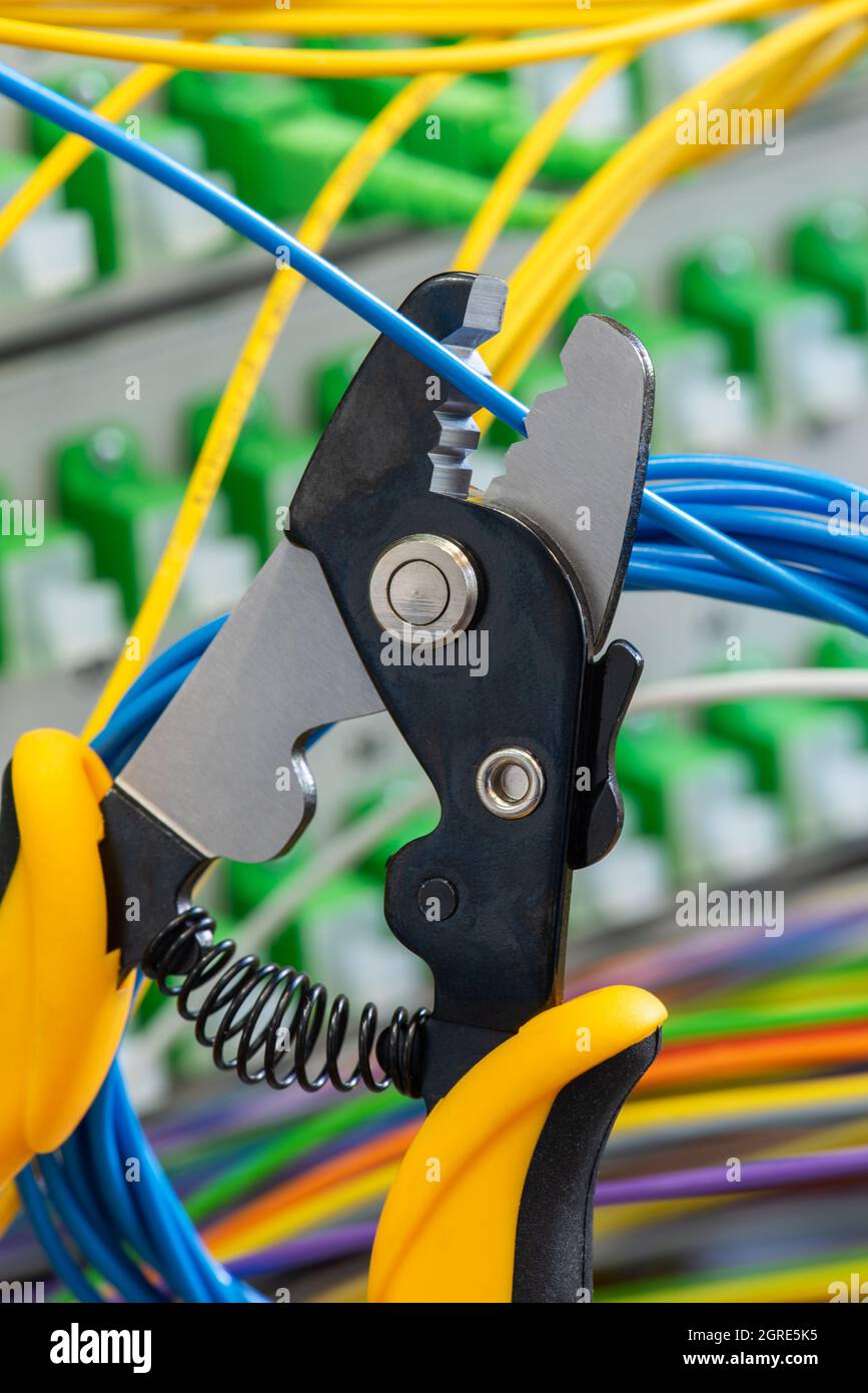 Cut fiber optic cable hi-res stock photography and images - Alamy