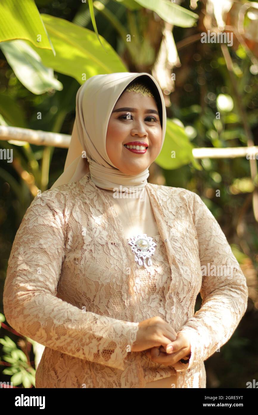 Women wearing kebaya hi-res stock photography and images - Alamy