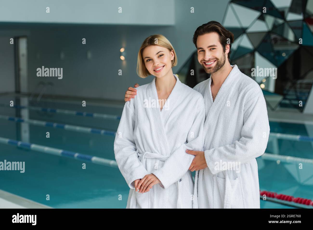 Couple hugging in swimming pool hi-res stock photography and images - Alamy