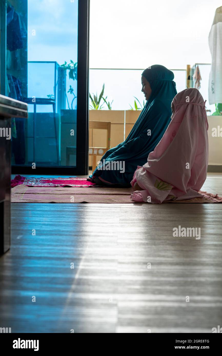 Muslim children praying hi-res stock photography and images - Alamy