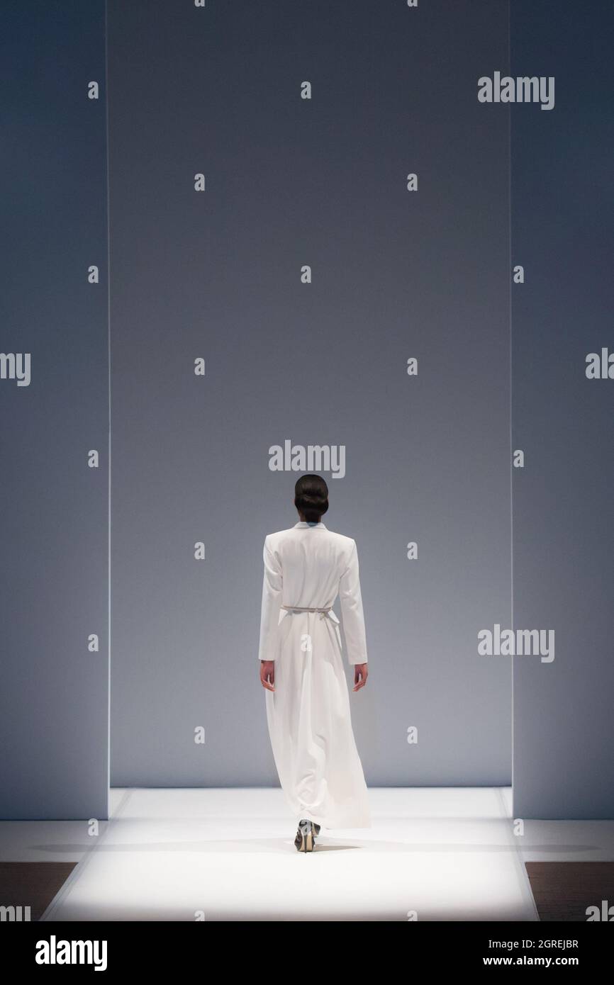 Catwalk model walking hi-res stock photography and images - Alamy