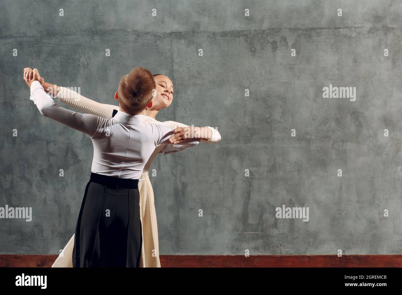 Full Length Of Woman Standing Against Wall Stock Photo - Alamy