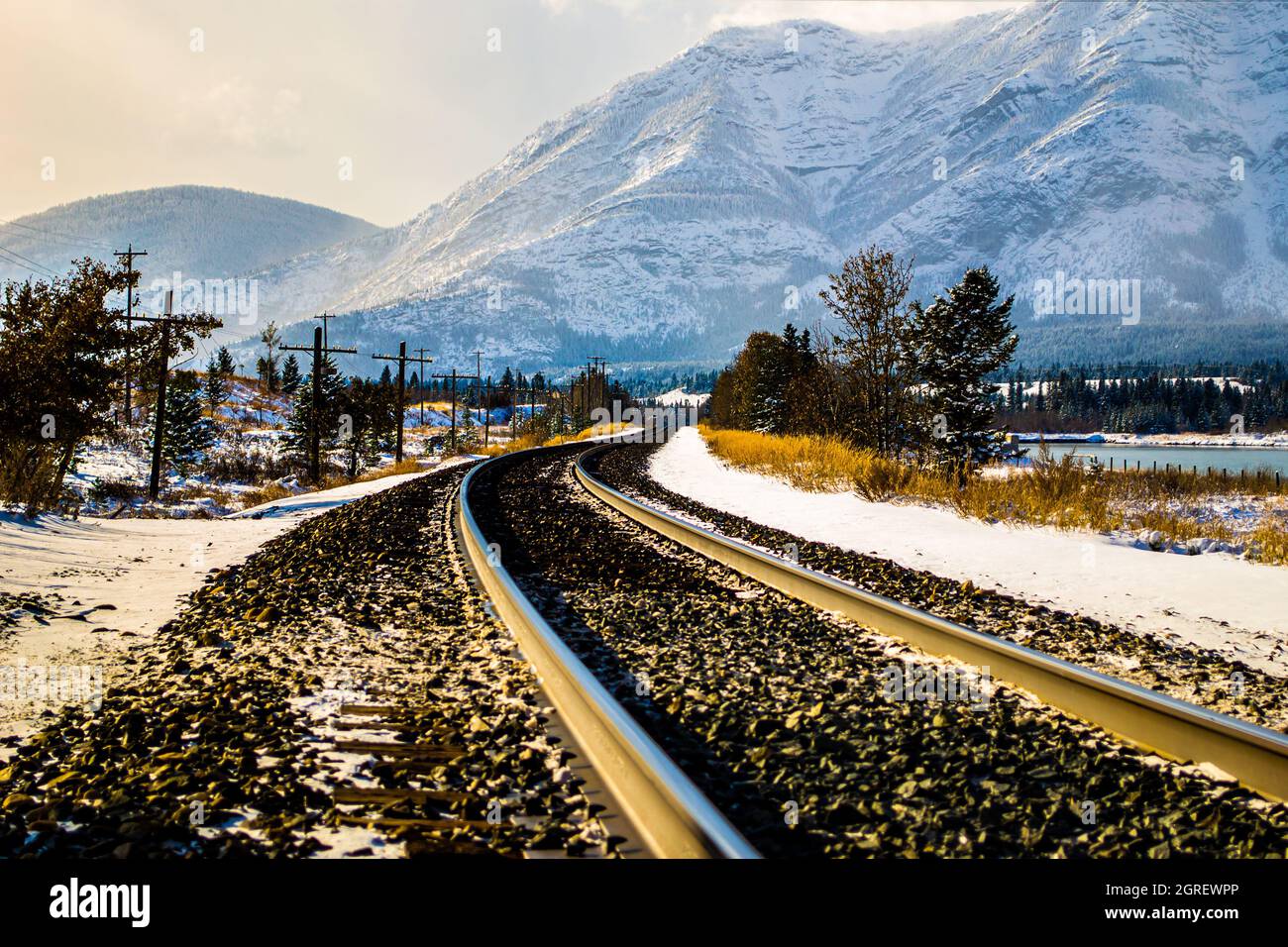Railroad track around the bend hi-res stock photography and images - Alamy