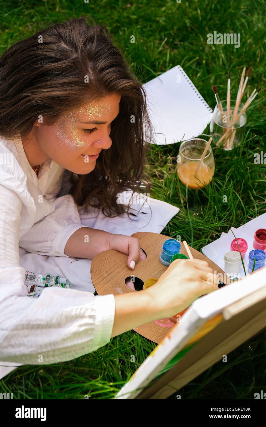 Young women outdoor painting hi-res stock photography and images - Alamy