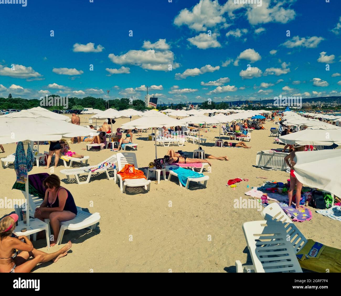 Large crowd people sitting shade hi-res stock photography and images ...