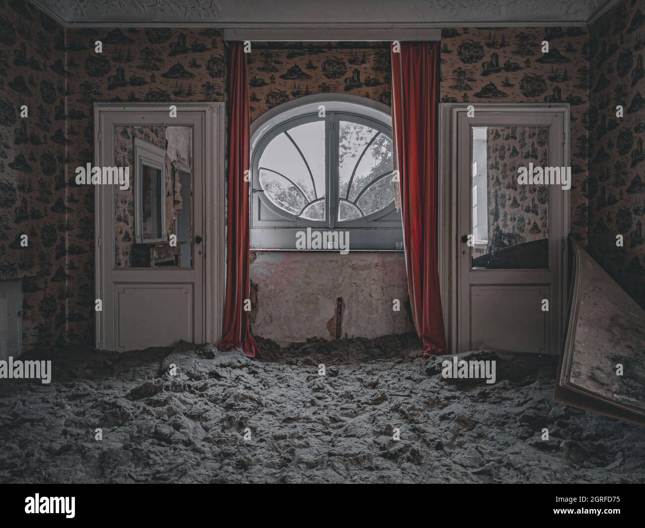 Ruined mansion interior hi-res stock photography and images - Alamy