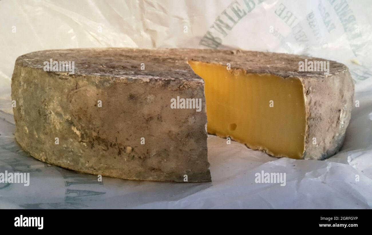 Mont dore cheese hi-res stock photography and images - Alamy