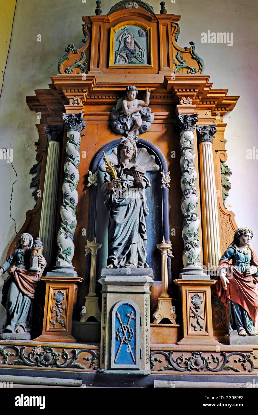 Altar statues hi-res stock photography and images - Alamy