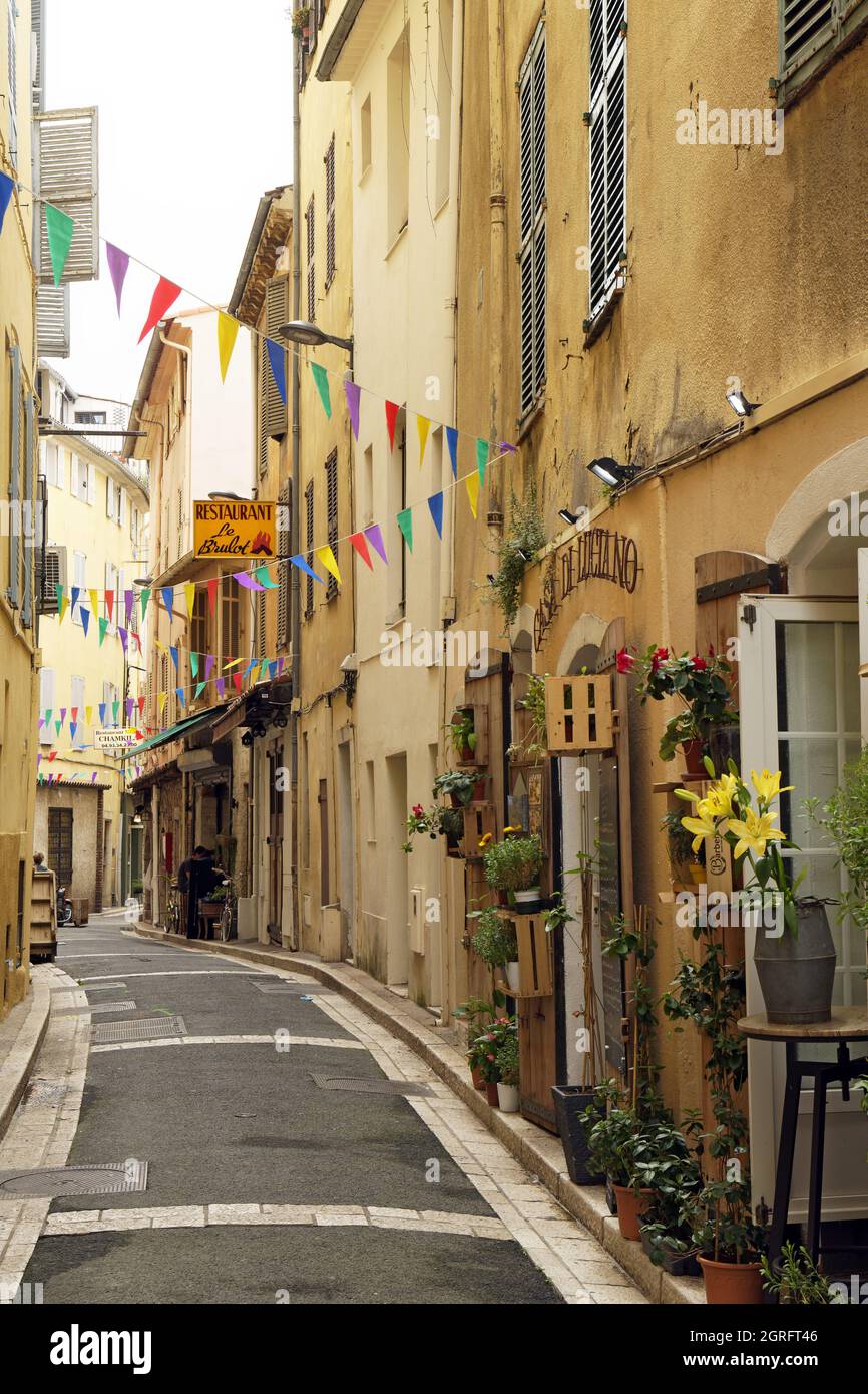 Downtown street city town hi-res stock photography and images - Alamy