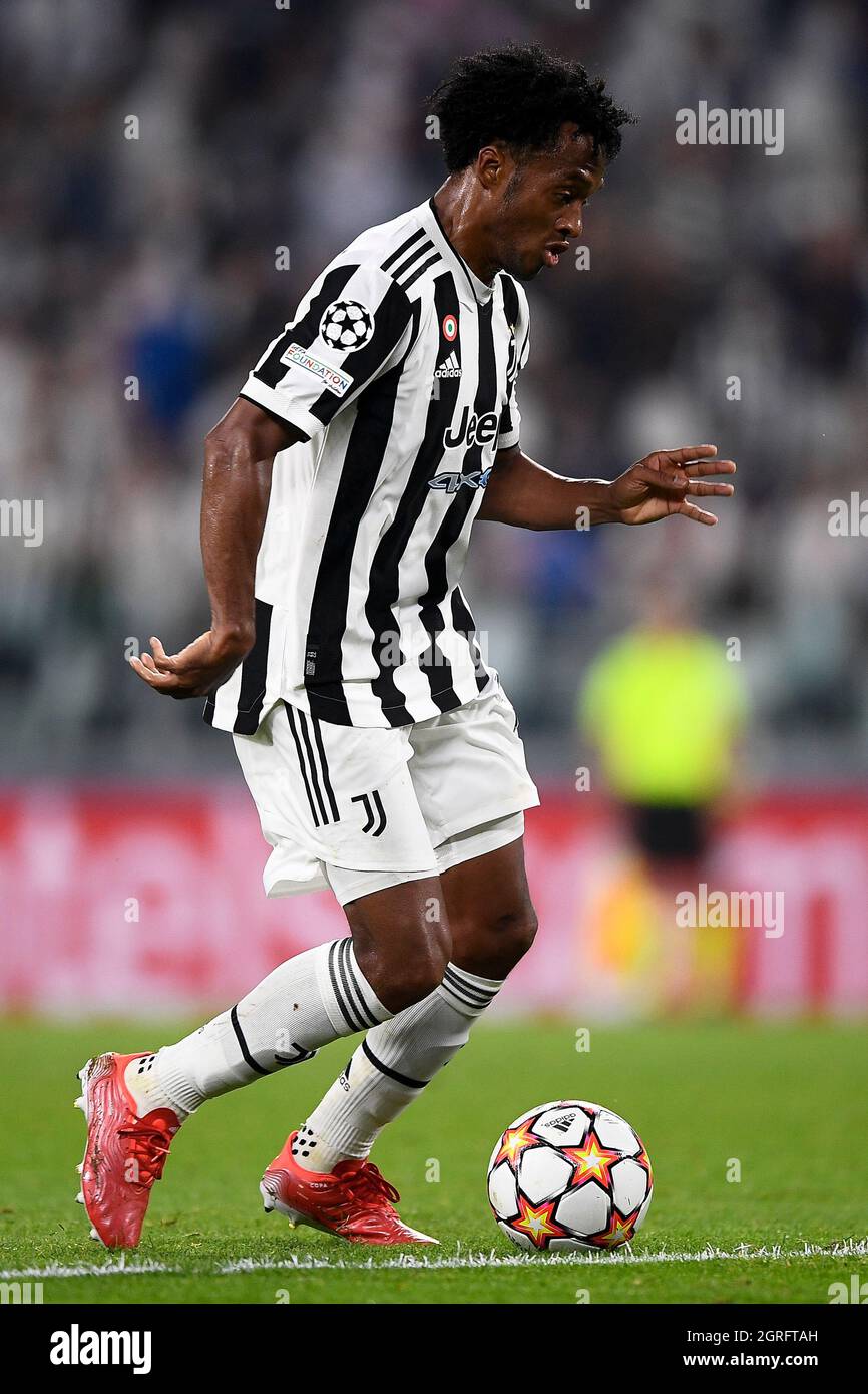 Juan cuadrado chelsea hi-res stock photography and images - Alamy