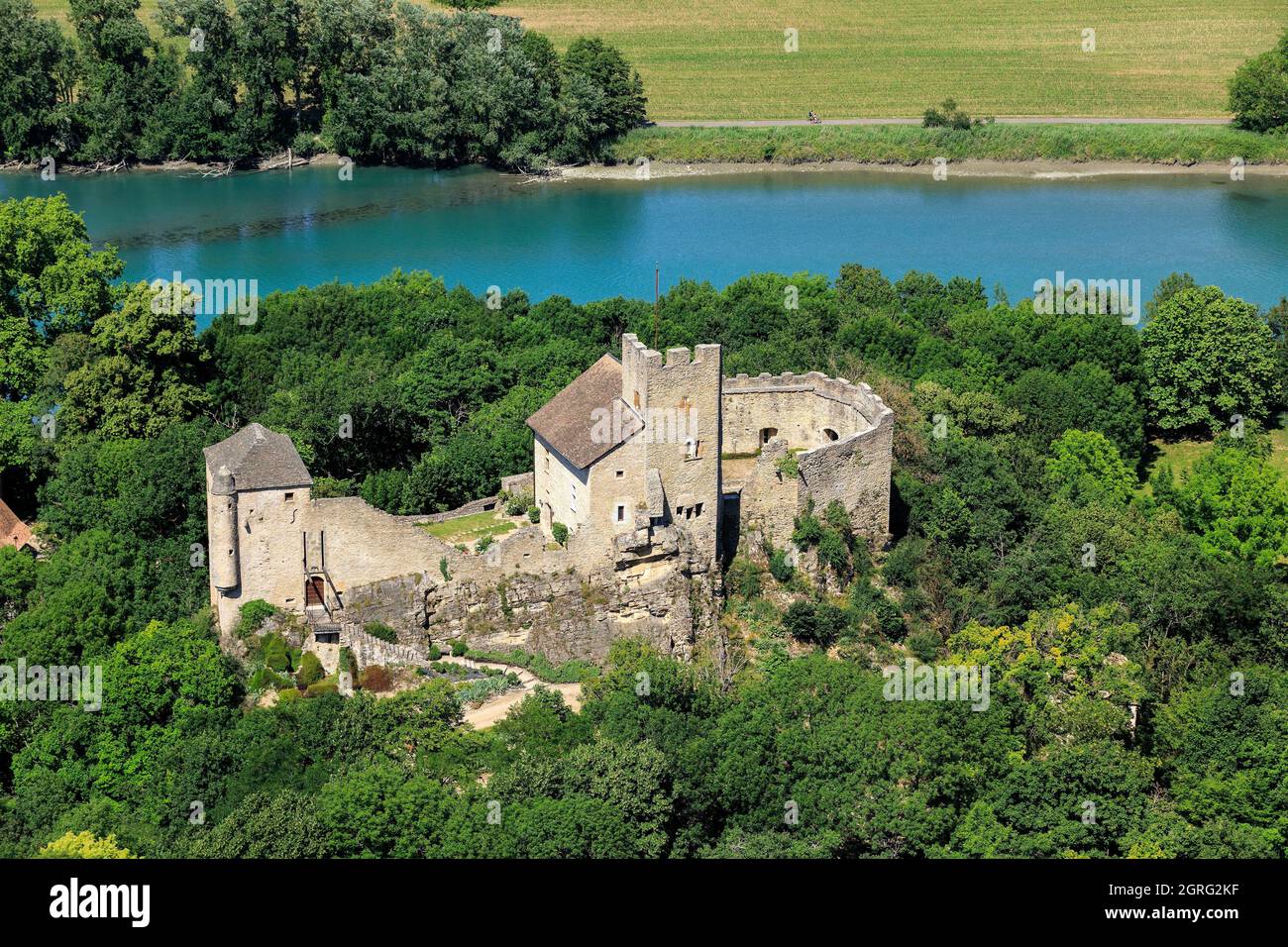 12th century castle landscape hi-res stock photography and images - Alamy