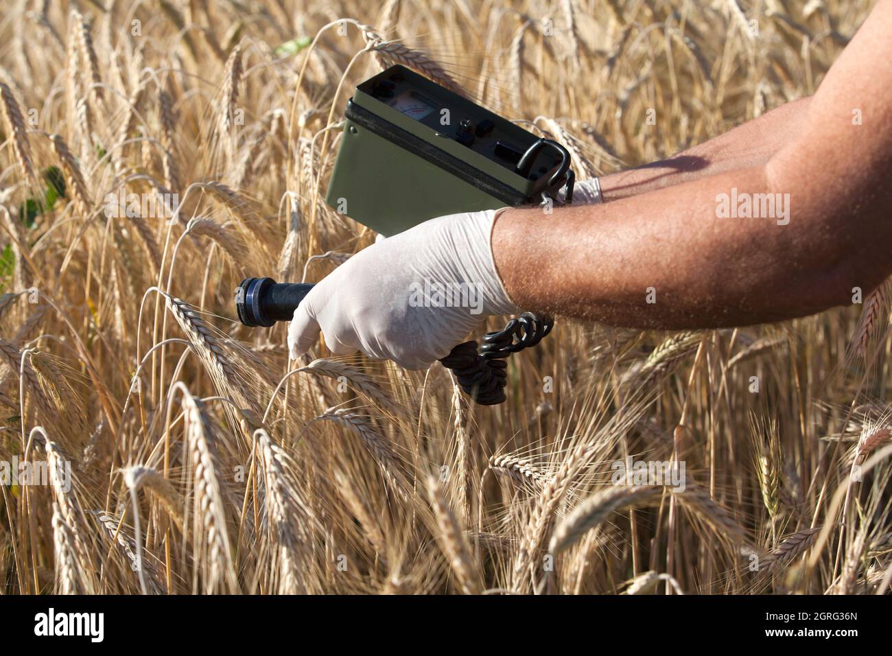 Man holding geiger counter hi-res stock photography and images - Alamy