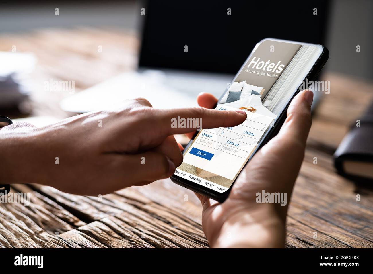 Phone hand woman hi-res stock photography and images - Alamy