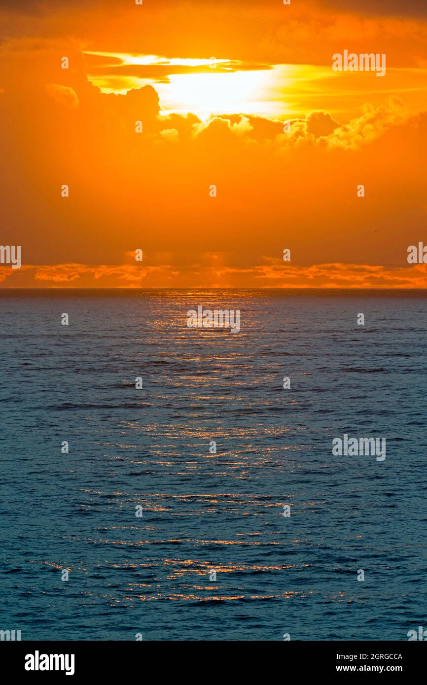 Sunset over the Atlantic Ocean in Les Landes, Ondres, France Stock ...