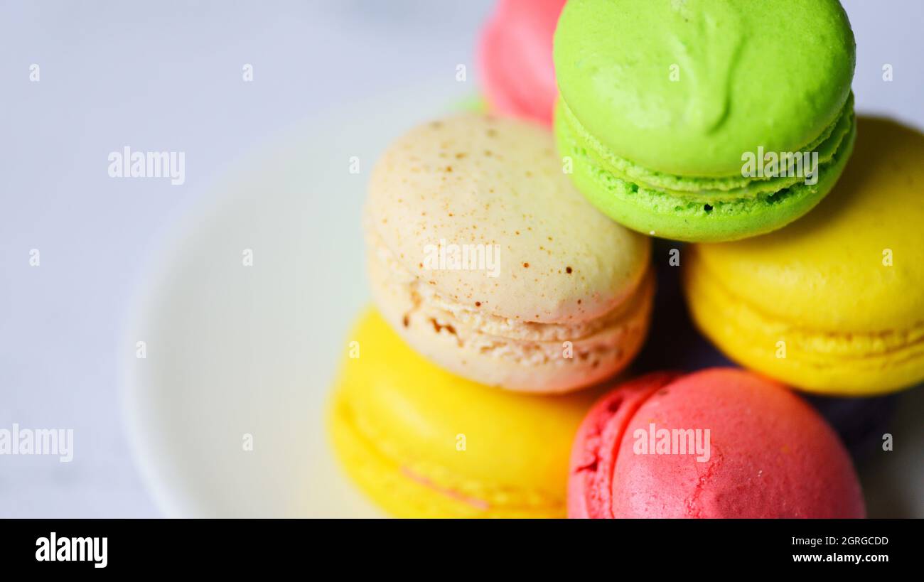 Colorful macarons tasty sweet dessert cookie, Macarons dessert small ...