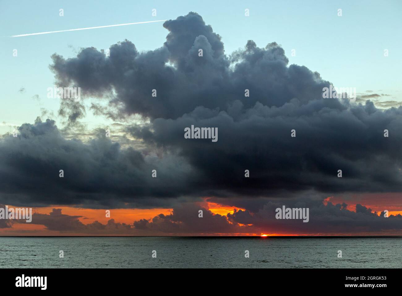 Sunset over the Atlantic Ocean in Les Landes, Ondres, France Stock ...