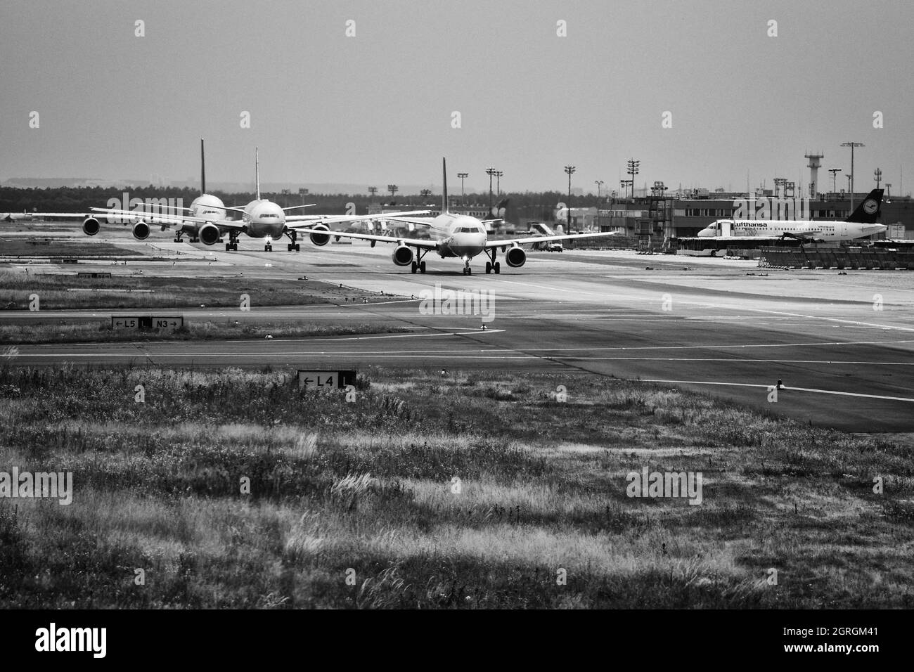 Airplanes waiting for take off hi-res stock photography and images - Alamy
